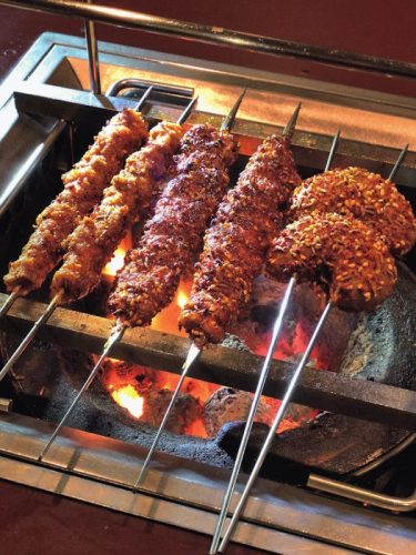 香辛料をまぶした羊肉の炭火串焼き｜千里香 新大久保店（東京都・新宿百人町）【ガチ中華は今が食べどき】 | サライ.jp｜小学館の雑誌『サライ』公式サイト